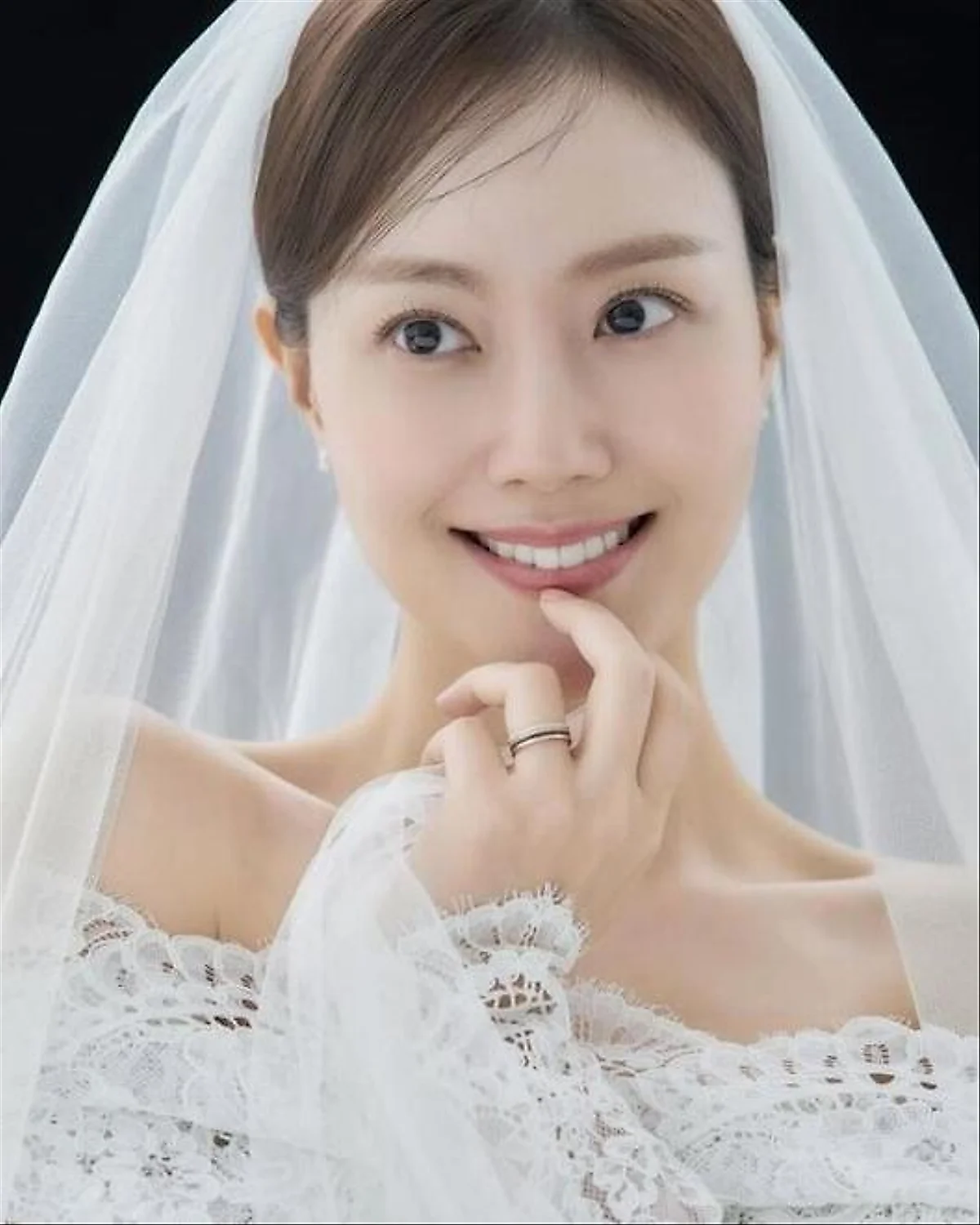 Moon Chae-won's Wedding Photos: Stunning Dress and 12 Million Won Ring ...