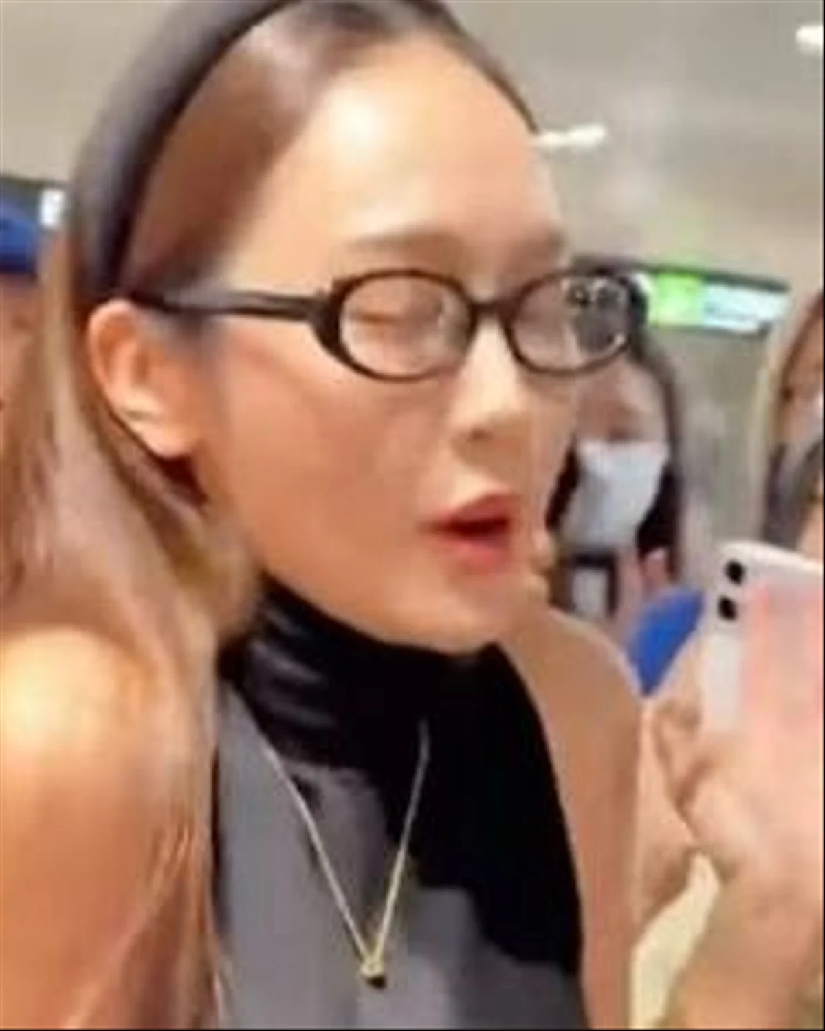 Jessica Jung of Girls' Generation Spotted Nauseous at Shanghai Airport ...