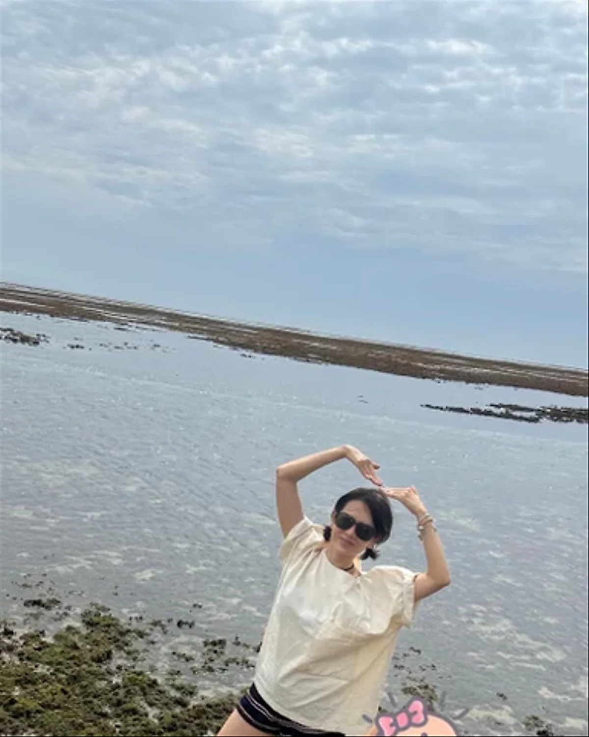 Son Ye Jin Travels with Son in Braided Hair and Shorts—Where is Hyun ...